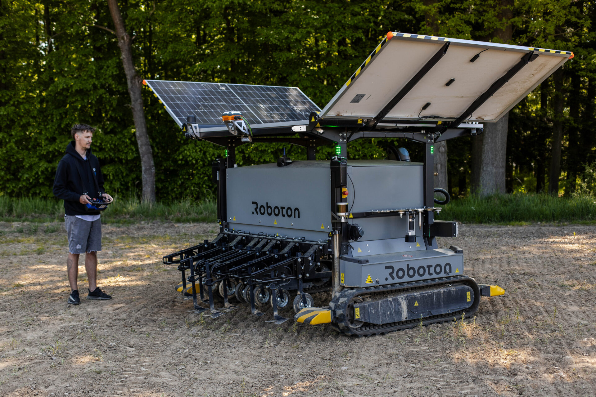 Autonomer Roboter meistert vielfältige Aufgaben im Feld